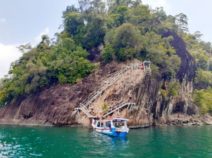 Wisata Pulau Mandeh: Lokasi, Tiket Masuk, dan Daya Tariknya