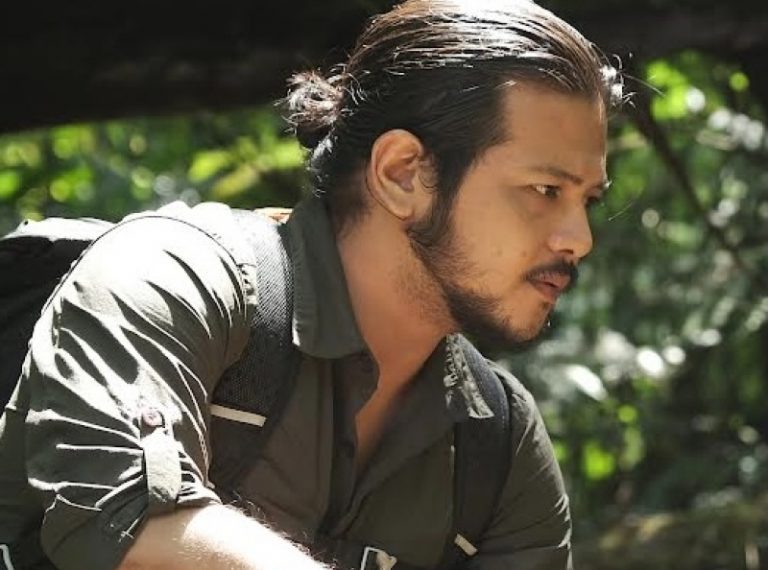 7 Gaya Rambut Gondrong Tanggung untuk Pria Petualang