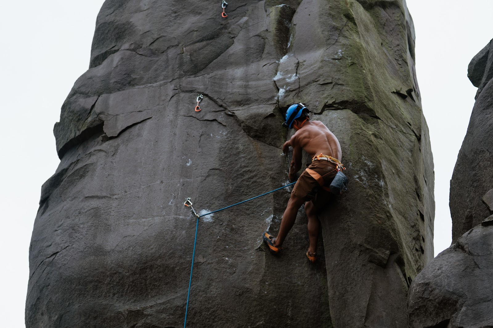 Petualang Seru Panjat Tebing Gunung Parang Purwakarta, Ini Panduannya