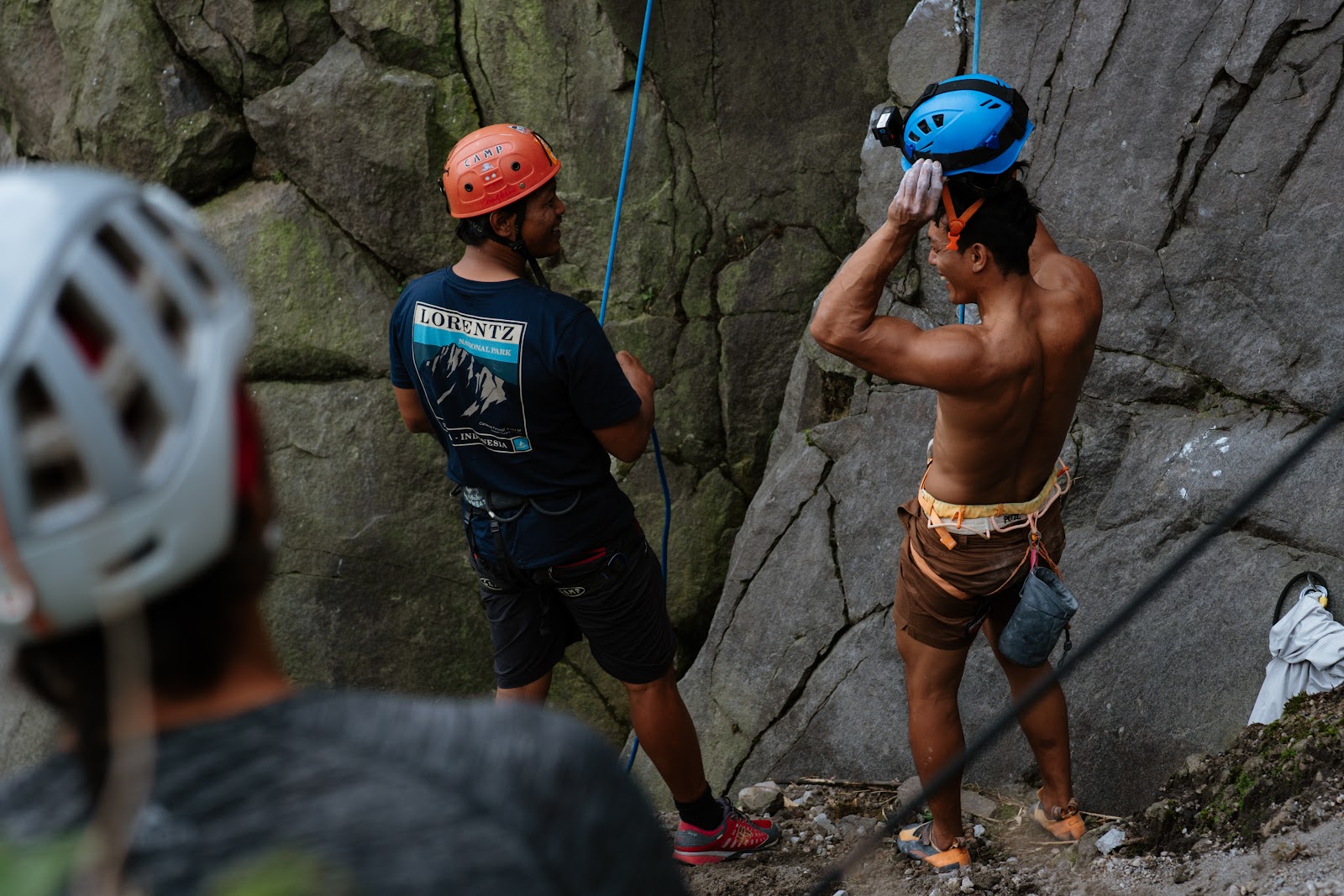 Petualang Seru Panjat Tebing Gunung Parang Purwakarta, Ini Panduannya