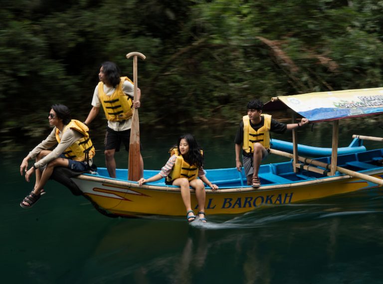 Wisata Danau Ranau: Lokasi, Daya Tarik, & Kegiatan yang Seru